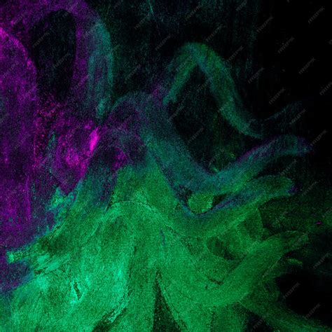 黒の背景に抽象的なグリーンとピンクのホーリーパウダー 無料の写真