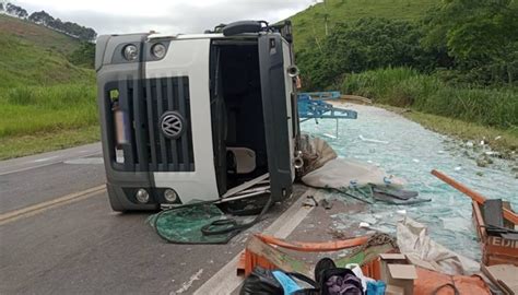 Caminhão Carregado Com Vidro Tomba Na Br 116 Em Leopoldina