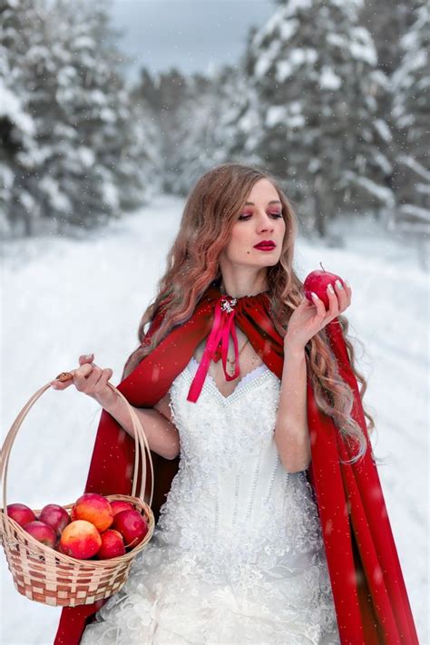 Зимнее фото девушка в 2024 г Белоснежка Фотография девушки Красная шапочка