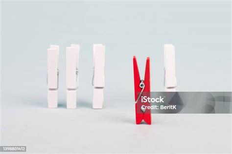 희생자를 폭도하는 사람들의 그룹 사회적 갈등 왕따 차별과 배제 상징적 인 비즈니스에 대한 스톡 사진 및 기타 이미지 비즈니스 학대 0명 Istock