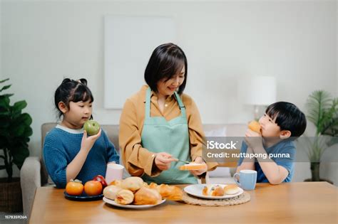 행복한 아시아 가족 아버지와 어머니 어린 유아 아시아 소년 딸 아이는 반죽 굽기 쿠키와 케이크 재료와 함께 요리를 즐긴다 부엌에 대한 스톡 사진 및 기타 이미지 Istock