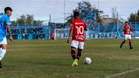 게임 경기장 경쟁 골 골키퍼 공 놀이 단체 스포츠 달리는 들판 매치 블루 저지 빨간 저지 선수 숫자 10 스포츠 아마추어 액션 야외에서