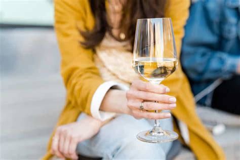 How To Drink Sauvignon Blanc Tips From Sommeliers Dinewithdrinks