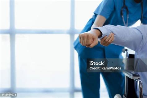 의사는 병원의 물리실에서 환자를 대상으로 물리 치료를하고 전문가의 질병을 치료하며 현장에서 치료를하고 있습니다 의료 및 전문가의 개념 2명에 대한 스톡 사진 및 기타 이미지