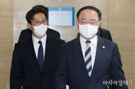 포토 혁신성장 빅3 추진회의 참석하는 홍남기 부총리 아시아경제