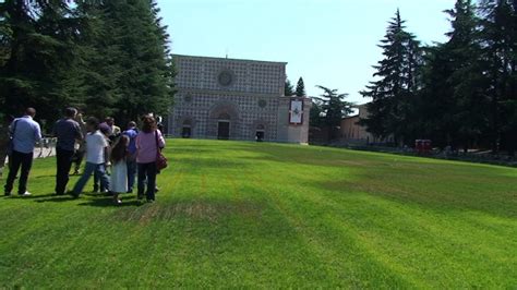 L Aquila Ripristinato Il Prato Di Collemaggio E Pronto Per Il Passaggio Del Corteo Della