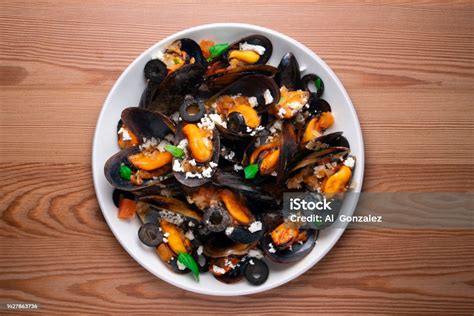 토마토 소스와 페타 치즈를 곁들인 찐 홍합 전형적인 그리스 요리법 0명에 대한 스톡 사진 및 기타 이미지 0명 그리스 문화 그리스 음식 Istock