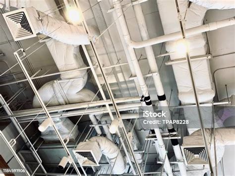 쇼핑몰의 에어 덕트 배선 및 배관 에어컨 파이프 배선 파이프 및 배관 파이프 시스템 건물 인테리어 컨셉 열린 조명천장 램프 조명 강철에 대한 스톡 사진 및 기타 이미지