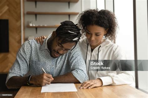 젊은 흑인 부부 변호사 사무실에서 사전 계약 체결 혼전계약서에 대한 스톡 사진 및 기타 이미지 혼전계약서 가정 생활 문서
