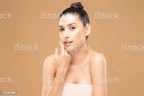 깨끗하고 신선한 피부 행복과 긍정적 인 감정으로 쾌활한 뺨 미소를 만지는 아름다운 매력적인 여성 베이지 배경 뷰티 화장품 및 스파 페이셜 트리트먼트 컨셉에 고립 25 29