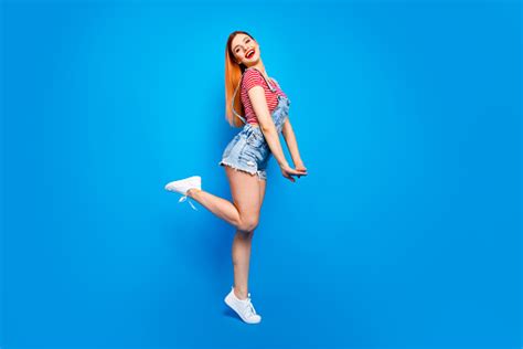 흥분된 재미 기쁨 젊은이 개념 한쪽 다리에 서 서 꽤 달콤한 귀여운 명랑 즐거운 레이디의 전체 길이 크기 스튜디오 사진 초상화 절연 생생한 배경 가득 찬에 대한 스톡 사진