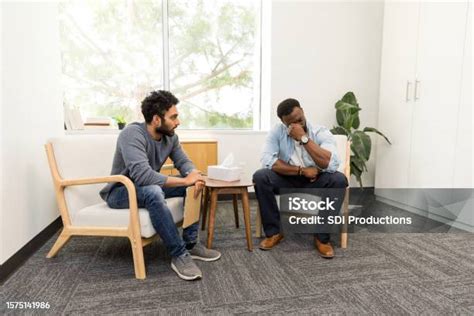 걱정스러운 남성 카운슬러는 남성 환자가 감정과 씨름하는 것을 지켜보고 있습니다 2명에 대한 스톡 사진 및 기타 이미지 2명 청년 성인 토론 Istock