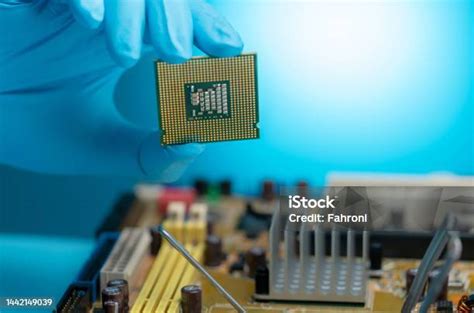 전자 엔지니어 손 들고 컴퓨터 칩 Pc 마더 보드 용 전자 회로 기판의 칩셋 Cpu 칩 전자 부품 컴퓨터 하드웨어 칩 반도체 및