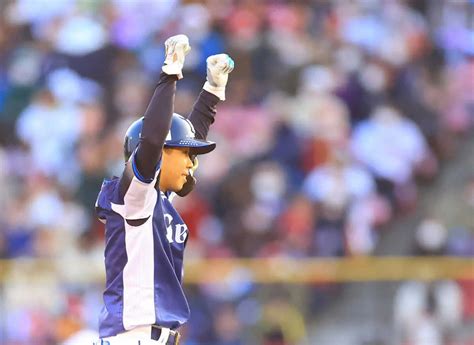 ＜楽・西＞5回、プロ初安打となる適時打を放ちガッツポーズする児玉 （撮影・白鳥 佳樹） スポニチ Sponichi Annex 野球
