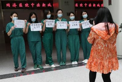 武汉世界微笑日 摄影家为医护人员拍笑脸 人民图片网