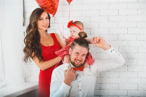 Giovani Madre Padre Felice E Figlia Della Famiglia Posanti Nello Studio Immagine Stock