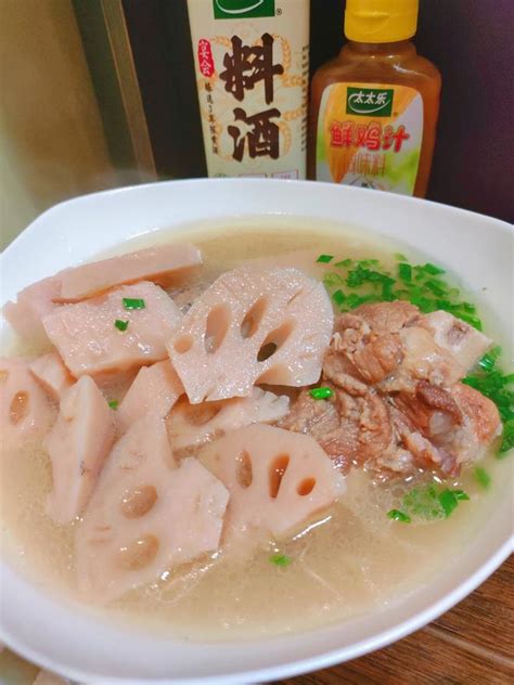 【筒子骨湖藕汤的做法步骤图，怎么做好吃】阳光之美食下厨房