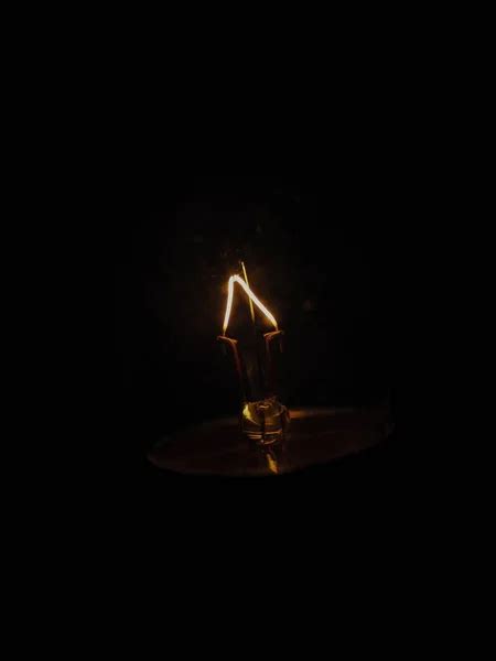 Main Tenant Une Ampoule Images Libres De Droit Photos De Main Tenant