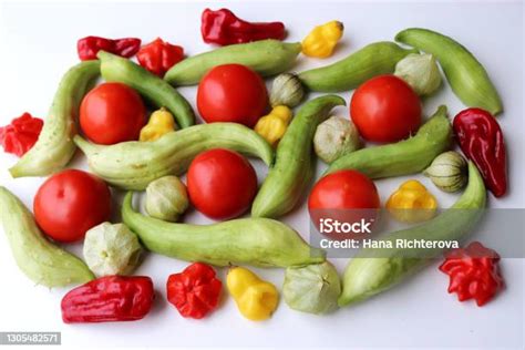 흰색 배경에 고립 된 야채를 수집합니다 칠리 사이클란테라 페데이터 카이과와 토마토로 알려진 건강한 영양의 개념 음식 개체 그룹에 대한 스톡 사진 및 기타 이미지 Istock
