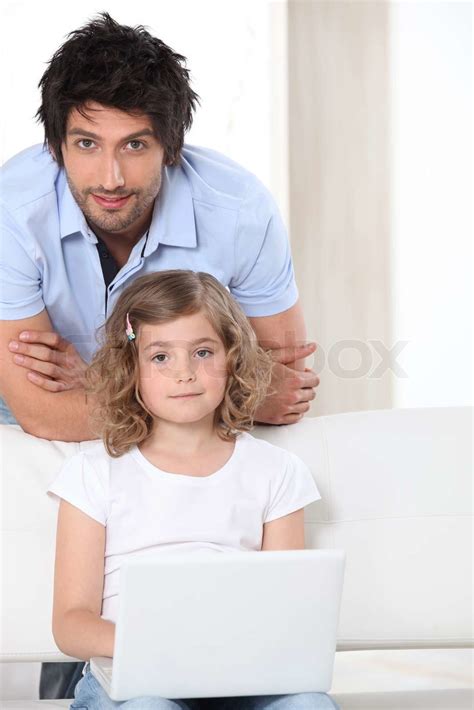Far Og Datter Med Hvid Laptop Stock Foto Colourbox