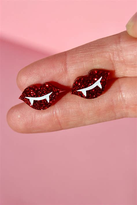 Bloody Kiss Saisall