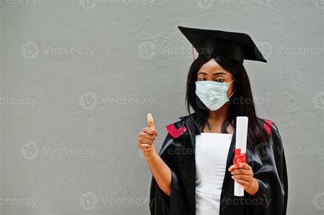 une jeune étudiante diplômée afro américaine porte un masque de protection contre le coronavirus