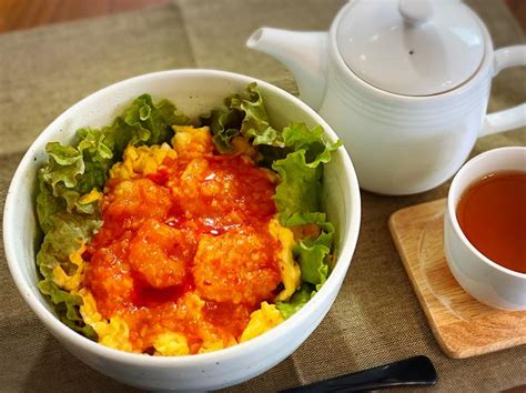 レシピ「パパッと簡単エビチリ丼」味がしっかりしている【香辣海老チリ】を使って、簡単時短丼を作りました。ソースが多目に入っているので最後の一口