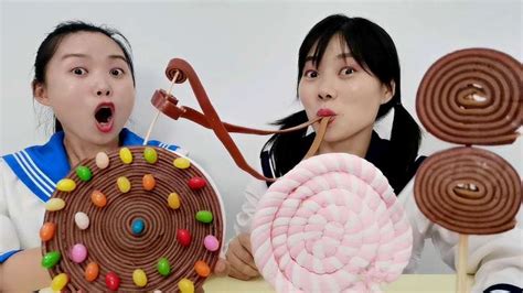 恶作剧：妹子拿自制超大山楂卷怼麻花卷棉花糖，成果喜人超搞笑搞笑恶搞整蛊好看视频