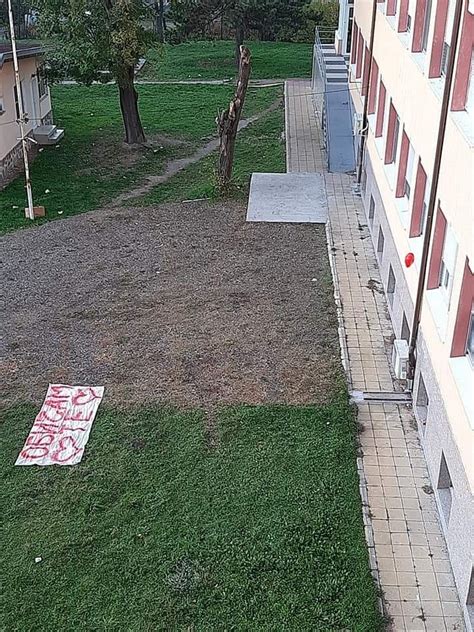 СНИМКА НА СЕДМИЦАТА Пред Казанлъшката болница Lentata