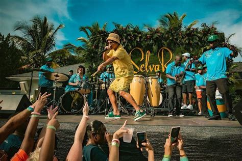 8 Ide Mix And Match Kemeja Motif Ala Bruno Mars Eye Catchy
