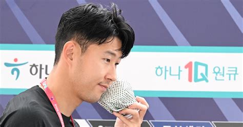 포토 얼음 찜질하며 인터뷰하는 손흥민