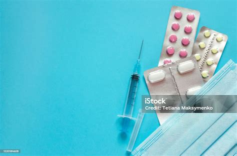 알약 주사기 복사 공간이있는 의료 용 마스크 코로나바이러스 질환 치료 의약품 및 약국 사업 코비드19를 중지합니다 위생 의료 및 보호 테마 의약품 플랫 누워 약에 대한 스톡