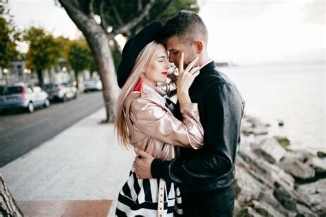 Junges Paar Liebe Ist Kostenlose Foto