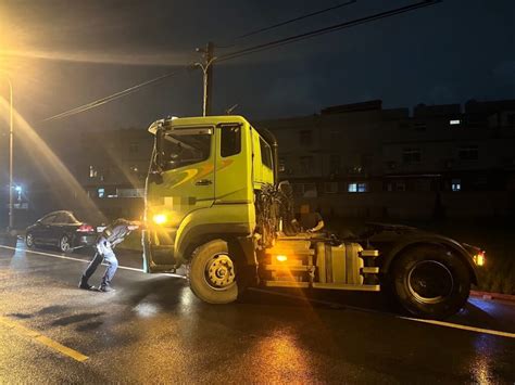 曳引車雨天拋錨路中 苗警「大力」助解危
