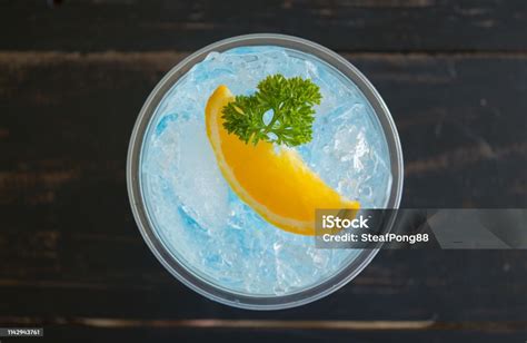 블루 이탈리안 소 다 차가운 음료와 레몬 과일과 파 슬 리 플랫 레이 센터 0명에 대한 스톡 사진 및 기타 이미지 0명