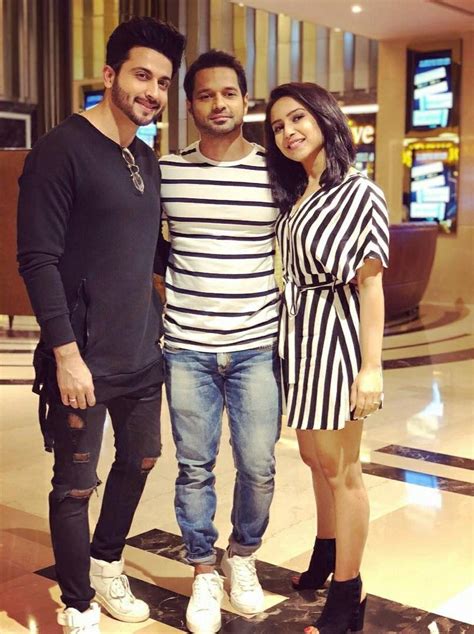 Shweta Tiwari Flaunts Her Washboard Abs In A Crop Top Pantsuit Leaving