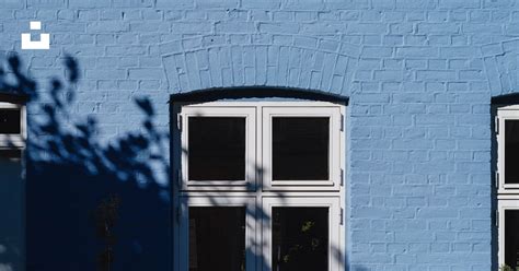 세 개의 창문과 시계가 있는 파란색 건물 사진 Unsplash의 무료 창 이미지