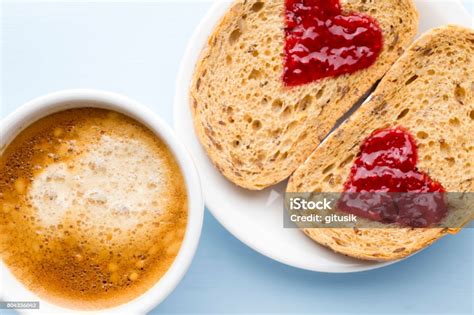 신선한 커피입니다 곡물 빵 잼 심장 모양으로 쪼 갠 다입니다 라떼에 대한 스톡 사진 및 기타 이미지 라떼 마실 것 머그 Istock