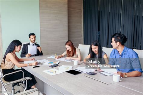 비즈니스 사람들이 논의 문서 및 회의실 회의와 프레 젠 테이 션 팀워크 개념 아이디어 가정의 방에 대한 스톡 사진 및 기타 이미지 가정의 방 경영자 기업 문화