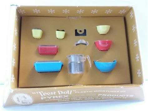 Vintage Teen Doll Barbie Banner Pyrex Dishes In Box~coffee Pot