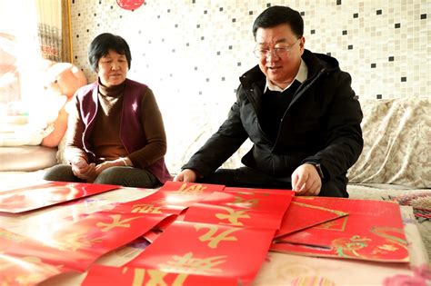 临泽县人民政府 张辉走访慰问困难群众