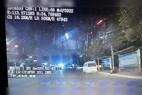 寒冬夜小学生站台等车时蹲坐路边写作业 公交司机邀请上车等候