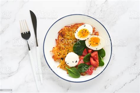 조반 감자는 사워 크림 시금치 샐러드 토마토 삶은 달걀을 밝은 대리석 테이블 배경에 얹습니다 아침 식사에 맛있는 음식 맨 위