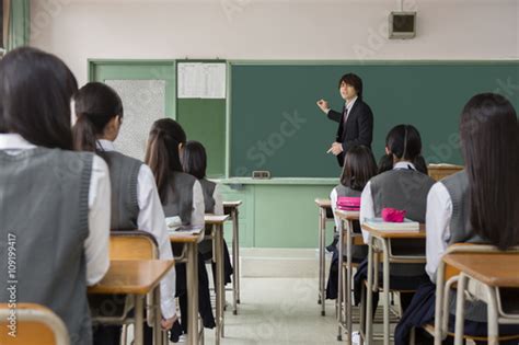 授業中の教師と女子生徒 の ストック写真とロイヤリティフリーの画像 Pic 109199417
