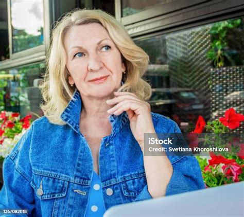 그녀의 작품의 결과에 만족 한 여자는 여름 카페에서 컴퓨터 근처에 앉아있다 갈색 머리에 대한 스톡 사진 및 기타 이미지 갈색 머리 거리 긍정적인 감정 표현 Istock