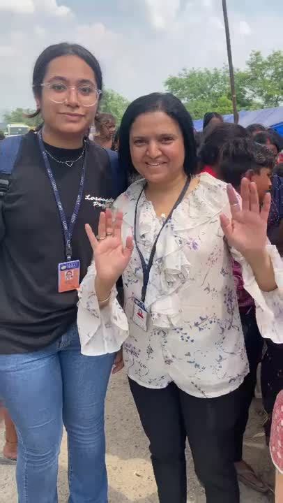 Sumitra Singh On Linkedin Showering Dew Drops Of Love And Care To The The Flood Affected People In…