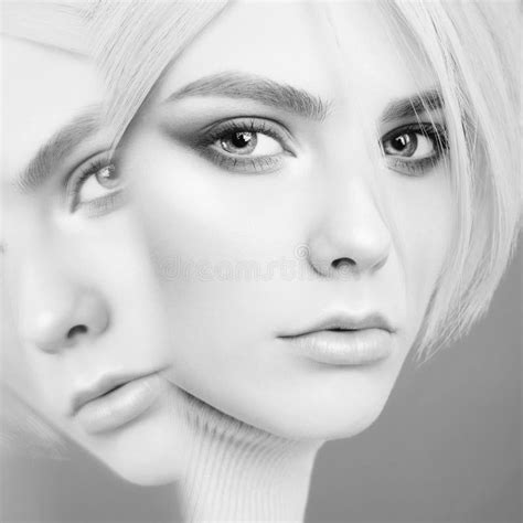 Junge Sch ne Blondine Mit Retro Frisur Stockfoto Bild von brüste schön 154802924