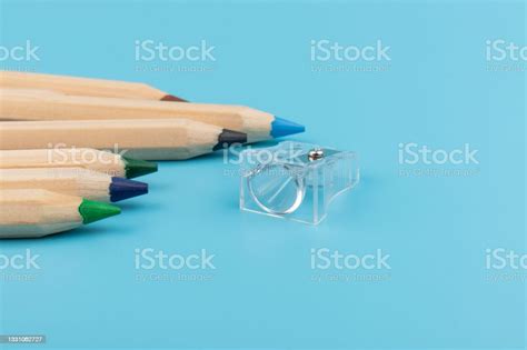파란색 배경에 나무 날카로운 연필의 여러 가지 빛깔의 세트와 공급 0명에 대한 스톡 사진 및 기타 이미지 0명 갈음질