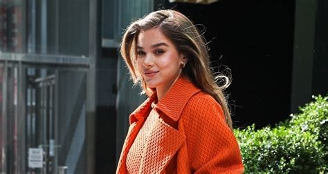 Hailee Steinfeld Brings Lots Of Color To Nyc For Spider Man Across The Spider Verse Press