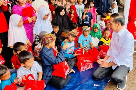 Kembali Ke Cianjur Jokowi Serahkan Bantuan Stimulan Rumah Korban Gempa